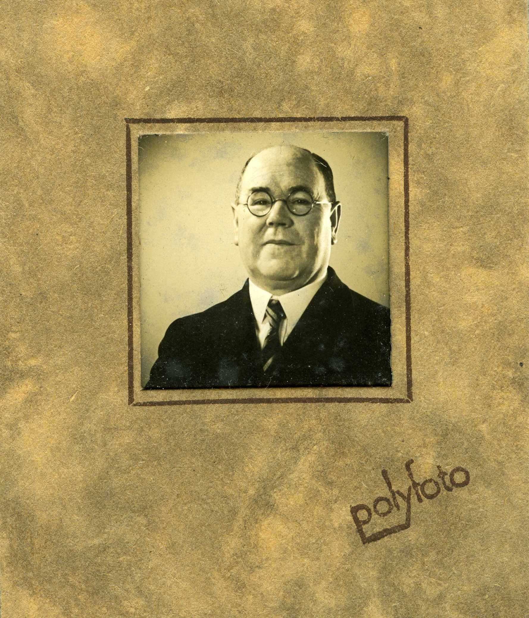 Portrait photograph of Sam Henry in his later years. Mounted in ...